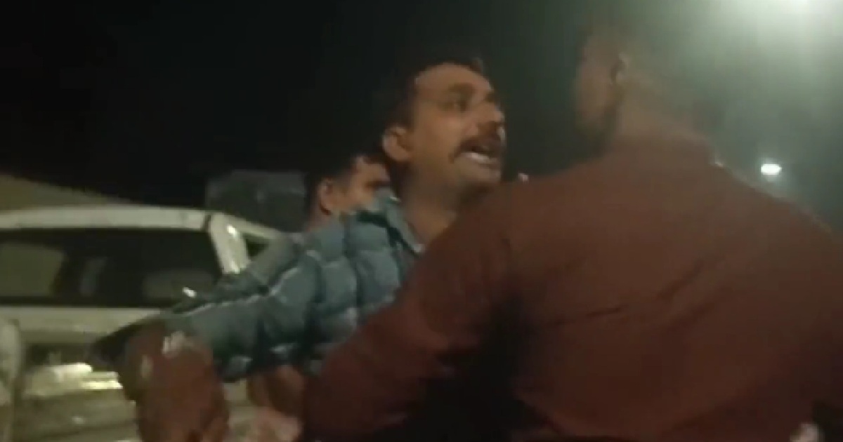 Vadodara માં stray cattleને પકડતા થયો Attack, Corporator પણ ભૂલ્યા ભાન
